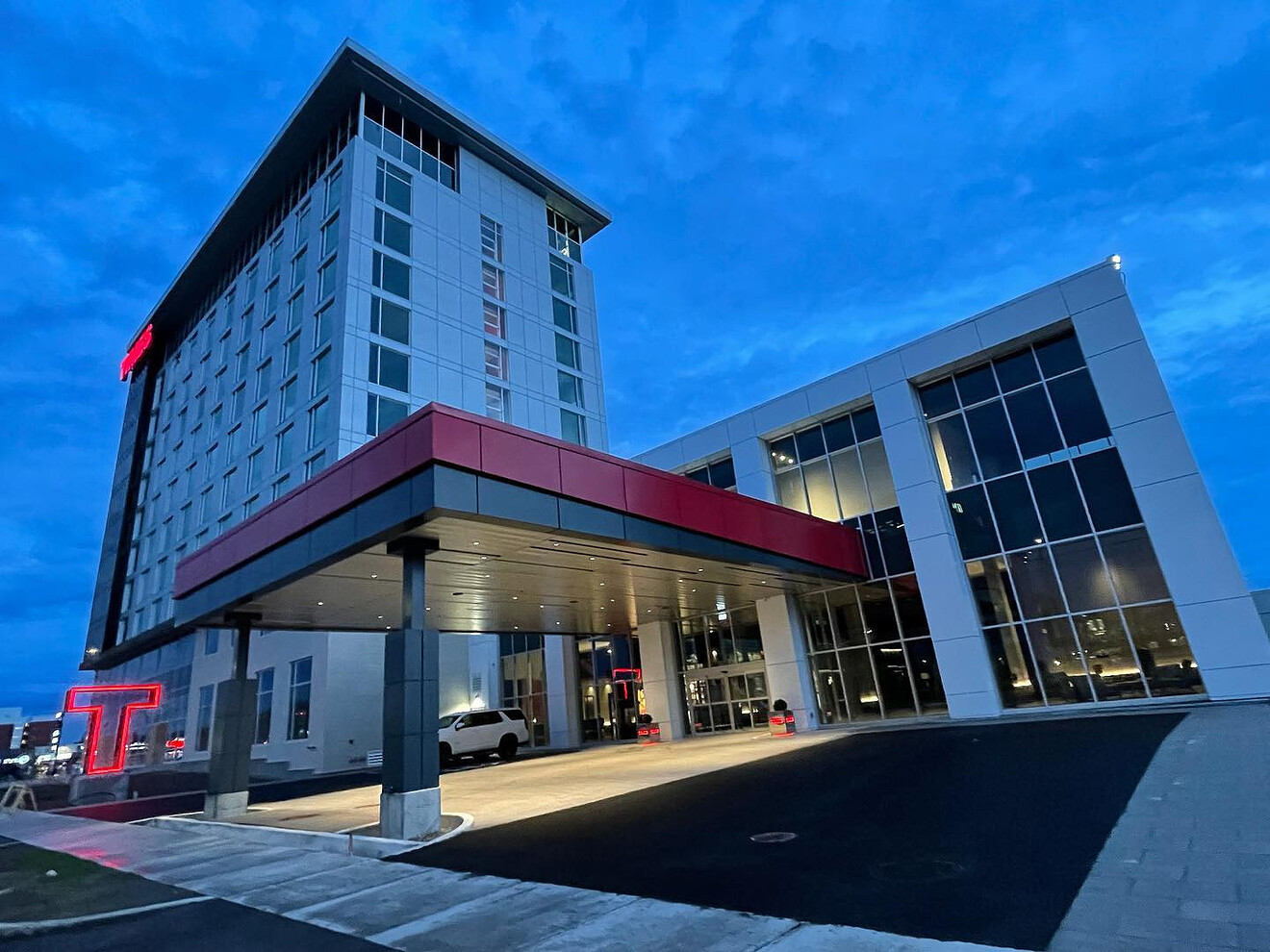 Grand Times Hotel Laval - 12 étages (2021) - Projets terminés - Agora ...