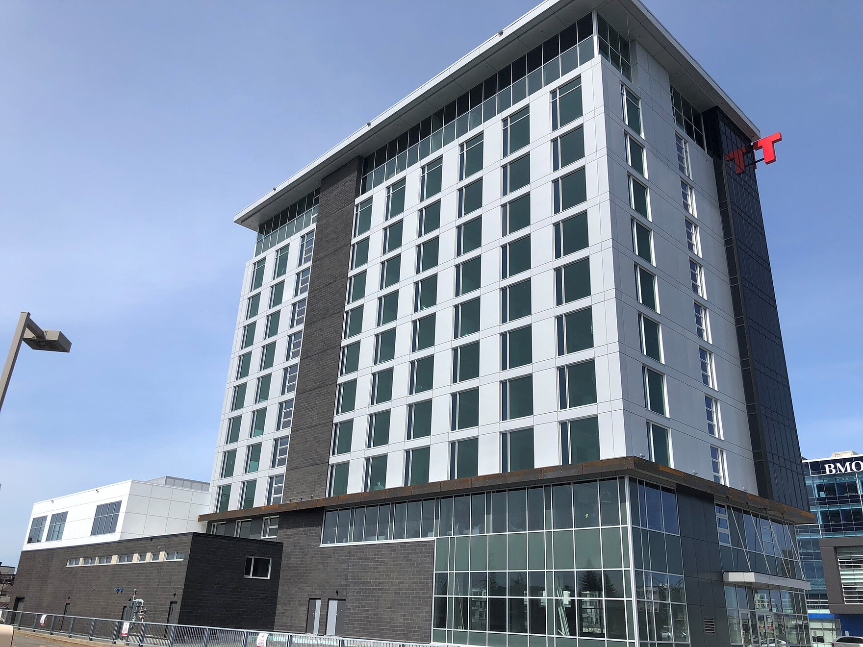 Grand Times Hotel Laval - 12 étages (2021) - Projets terminés - Agora ...